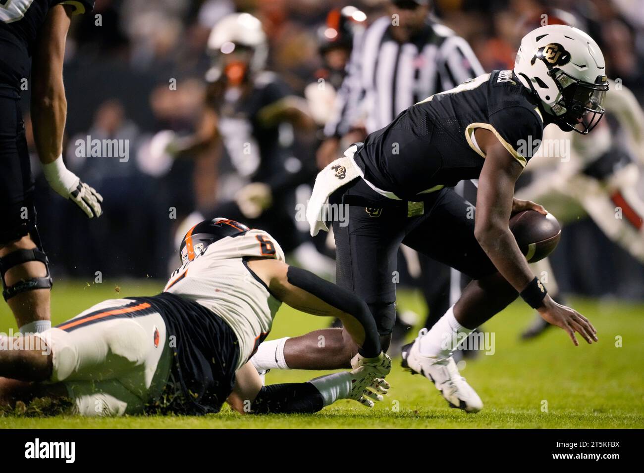Oregon State linebacker John McCartan (6) tries to sack Colorado ...