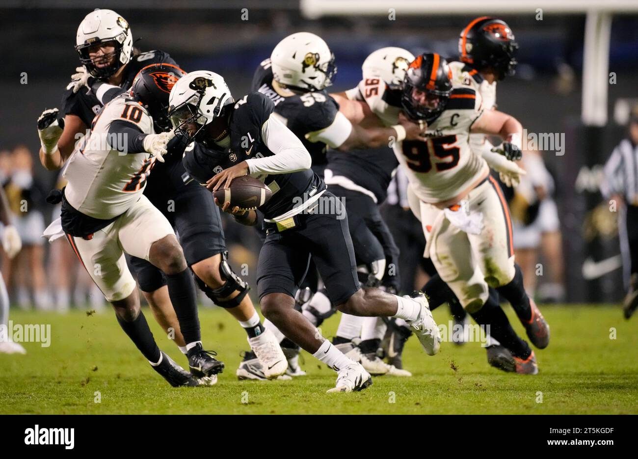 Oregon State linebacker Andrew Chatfield Jr. (10) tries to sack ...