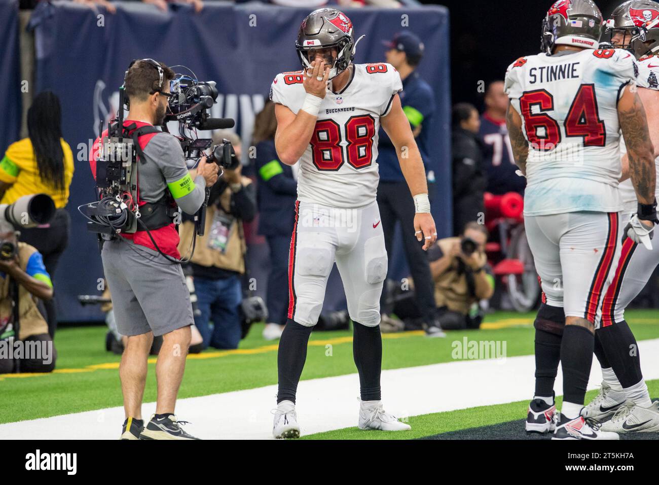 Houston, TX, USA. 5th Nov, 2023. Tampa Bay Buccaneers tight end Cade ...