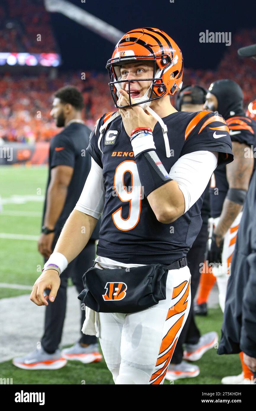 Cincinnati Bengals quarterback Joe Burrow (9) looks up at a video ...