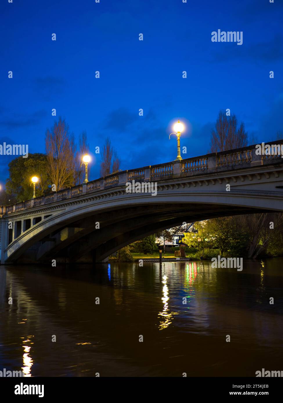 River thames reading at night hi-res stock photography and images - Alamy