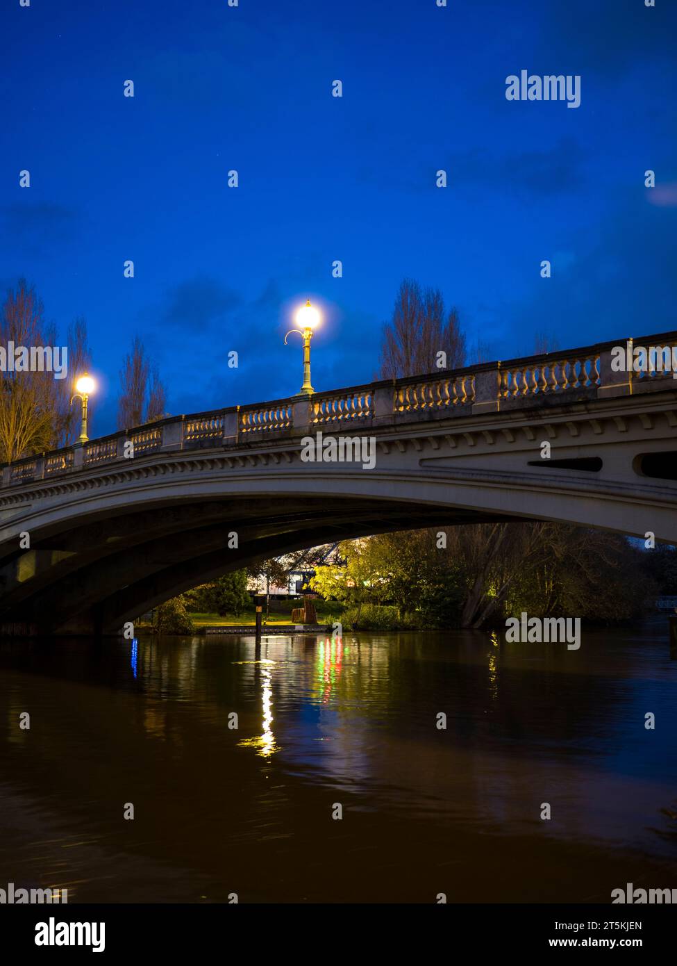 River thames reading at night hi-res stock photography and images - Alamy
