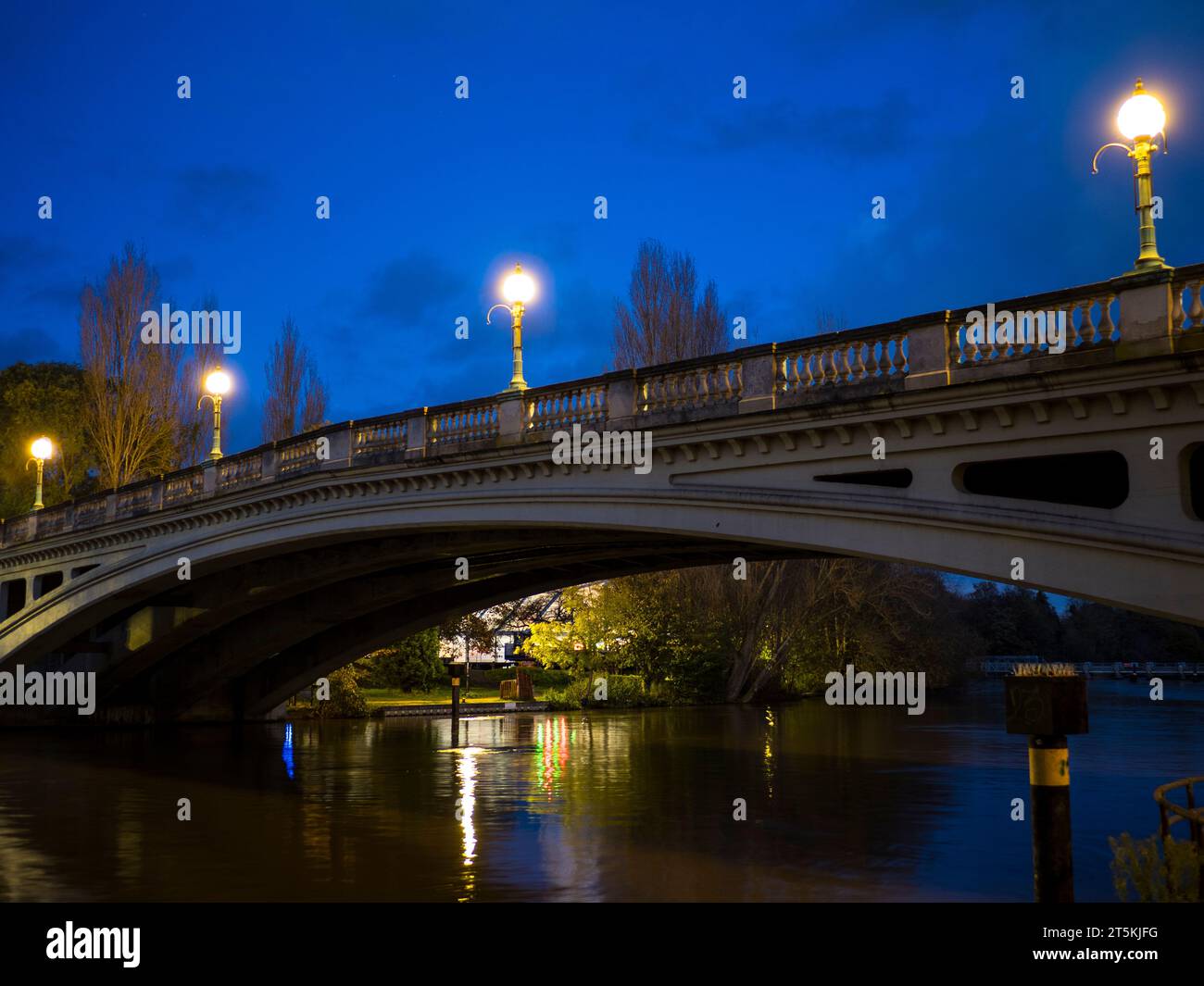 River thames reading at night hi-res stock photography and images - Alamy
