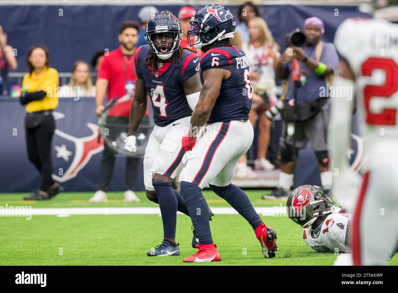 Houston, TX, USA. 5th Nov, 2023. Houston Texans linebacker Denzel ...