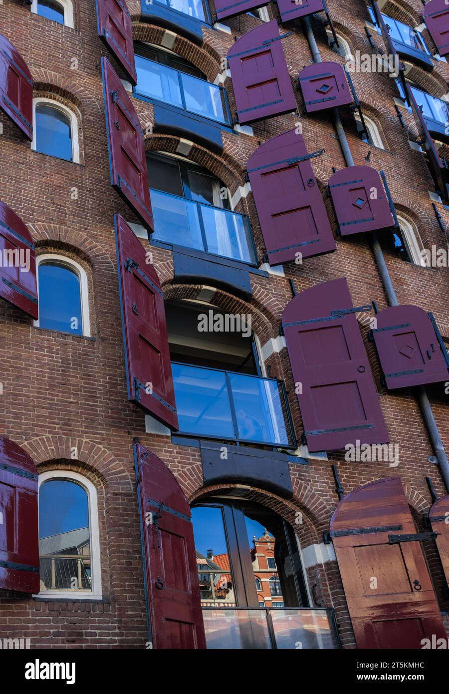 Amsterdam red window shutters on old building Stock Photo - Alamy