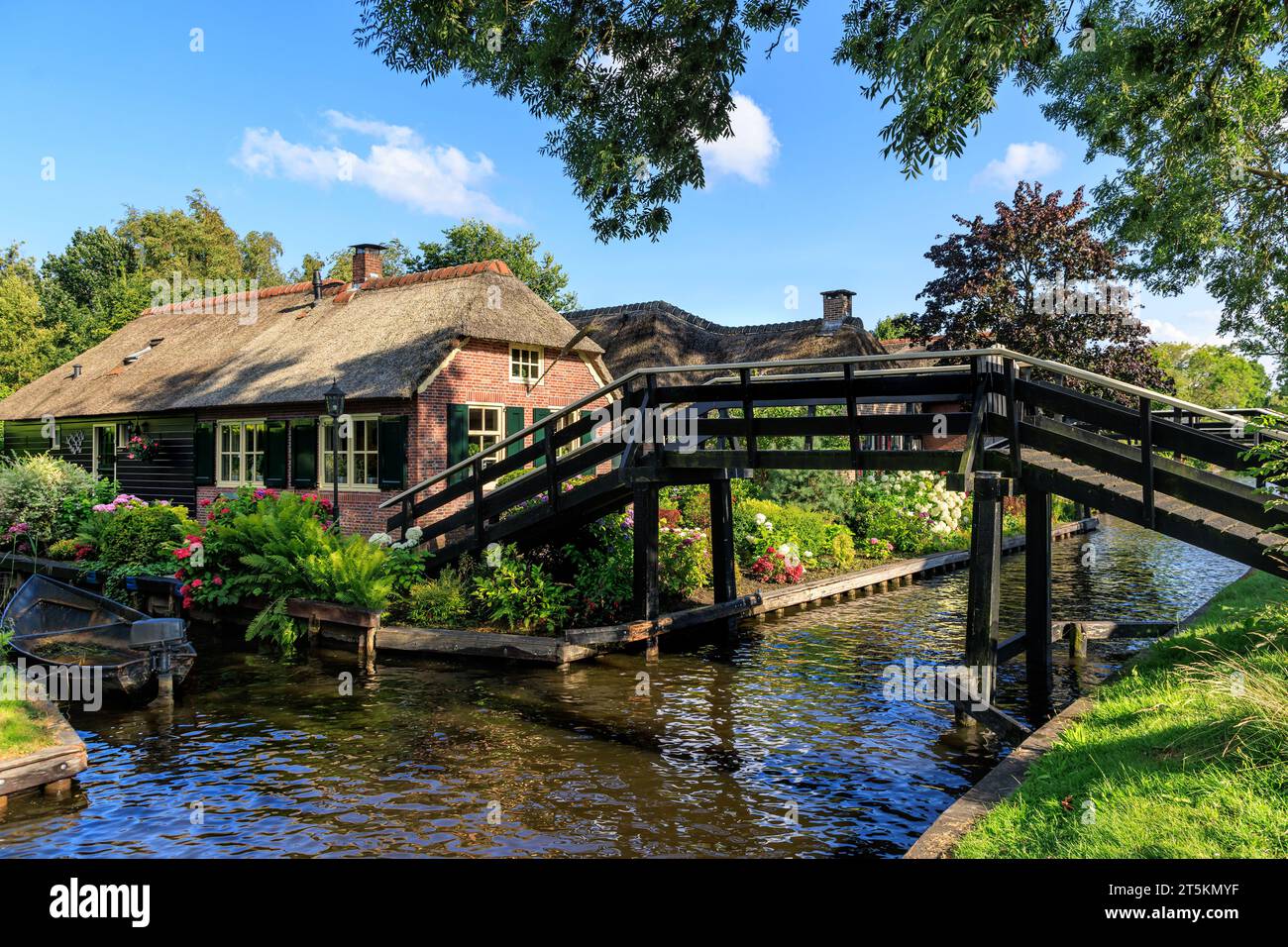 Panoramiv view of the water canal and traditional dutch brick houses in idyllic Giethoorn ...