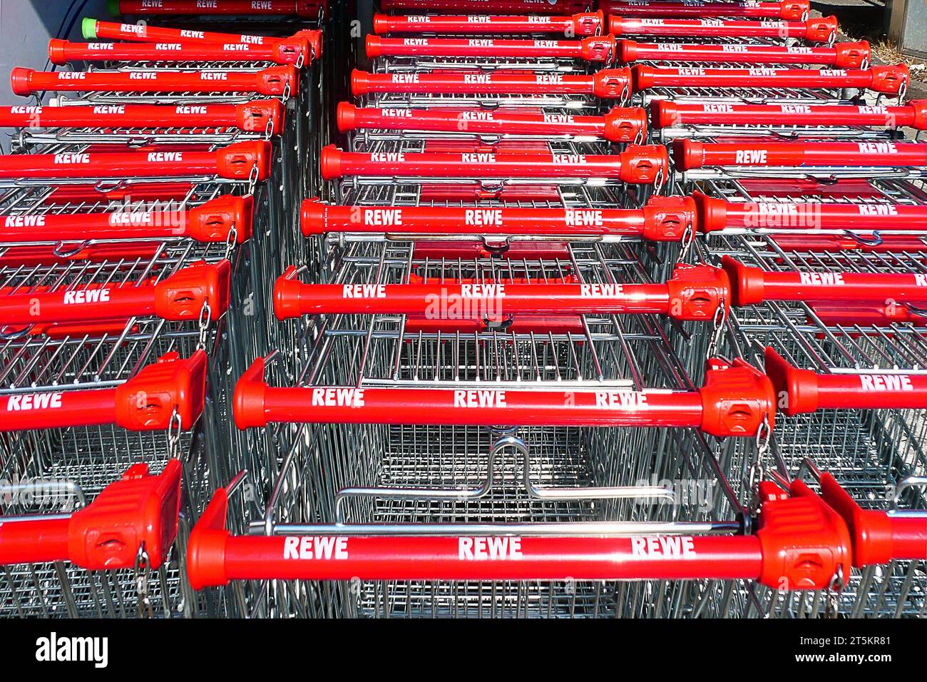 REWE Filiale Einkaufswagen - gesehen am 28.06.2023 in Hannover *** REWE ...