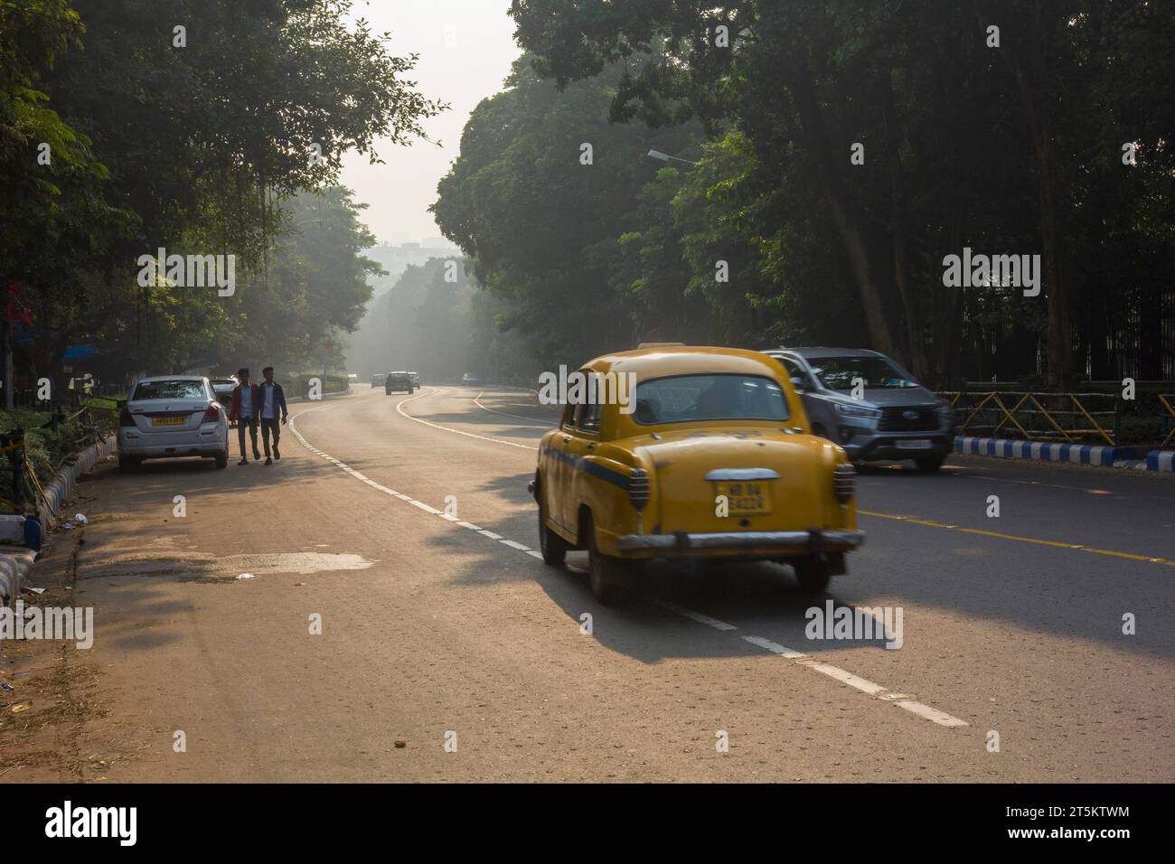 A taxi cab is Infront of the Victoria Memorial, Kolkata Stock Photo - Alamy
