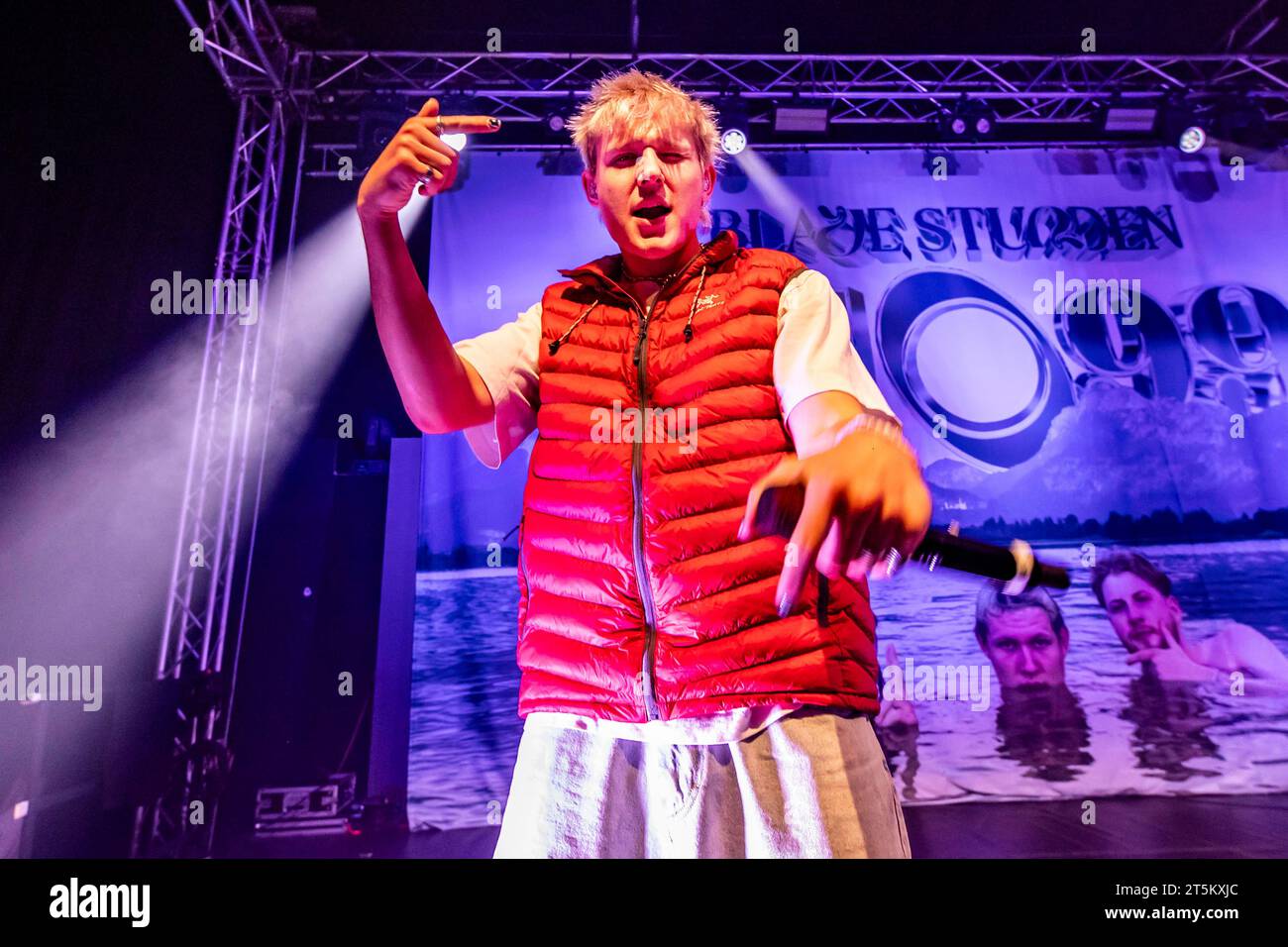 Paul von 01099 live beim Release -Konzert zum Album Blaus Stunden im ...