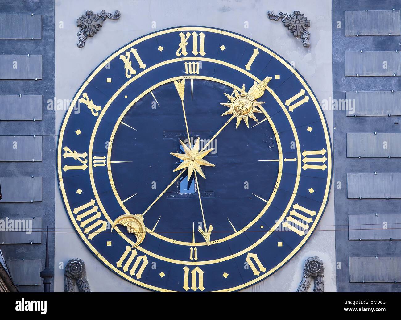 Iconic gold clock hi-res stock photography and images - Alamy