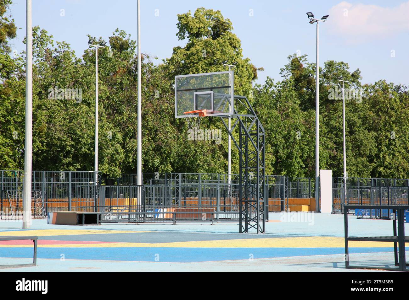 Empty bench basketball court hi-res stock photography and images - Alamy