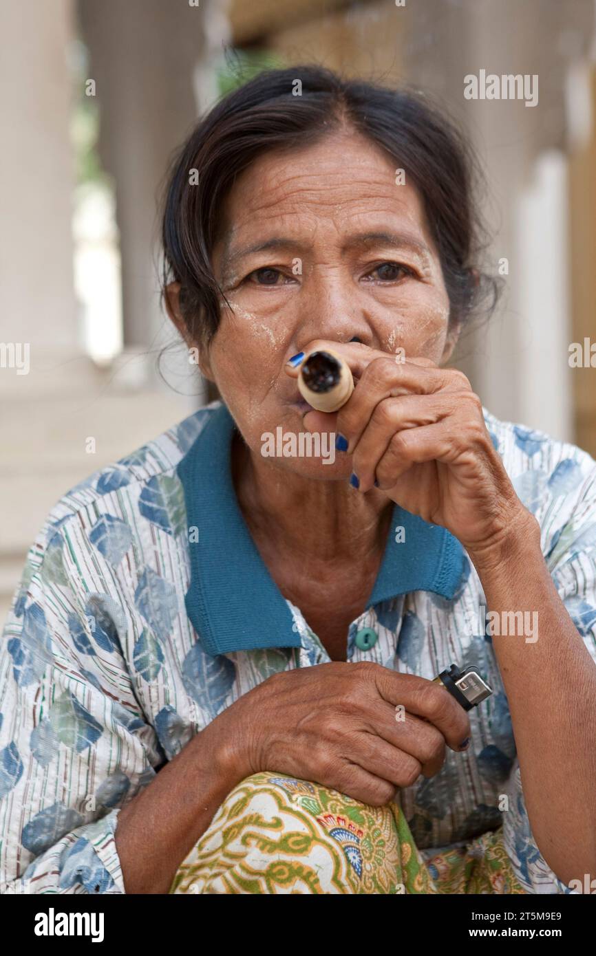 BURMESE WOMEN BAGAN MYANMAR Stock Photo - Alamy