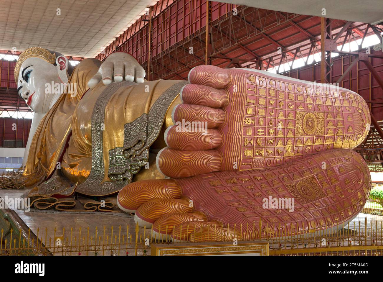 Chaukhtatgyi reclining buddha rangoon myanmar hi-res stock photography and images - Alamy