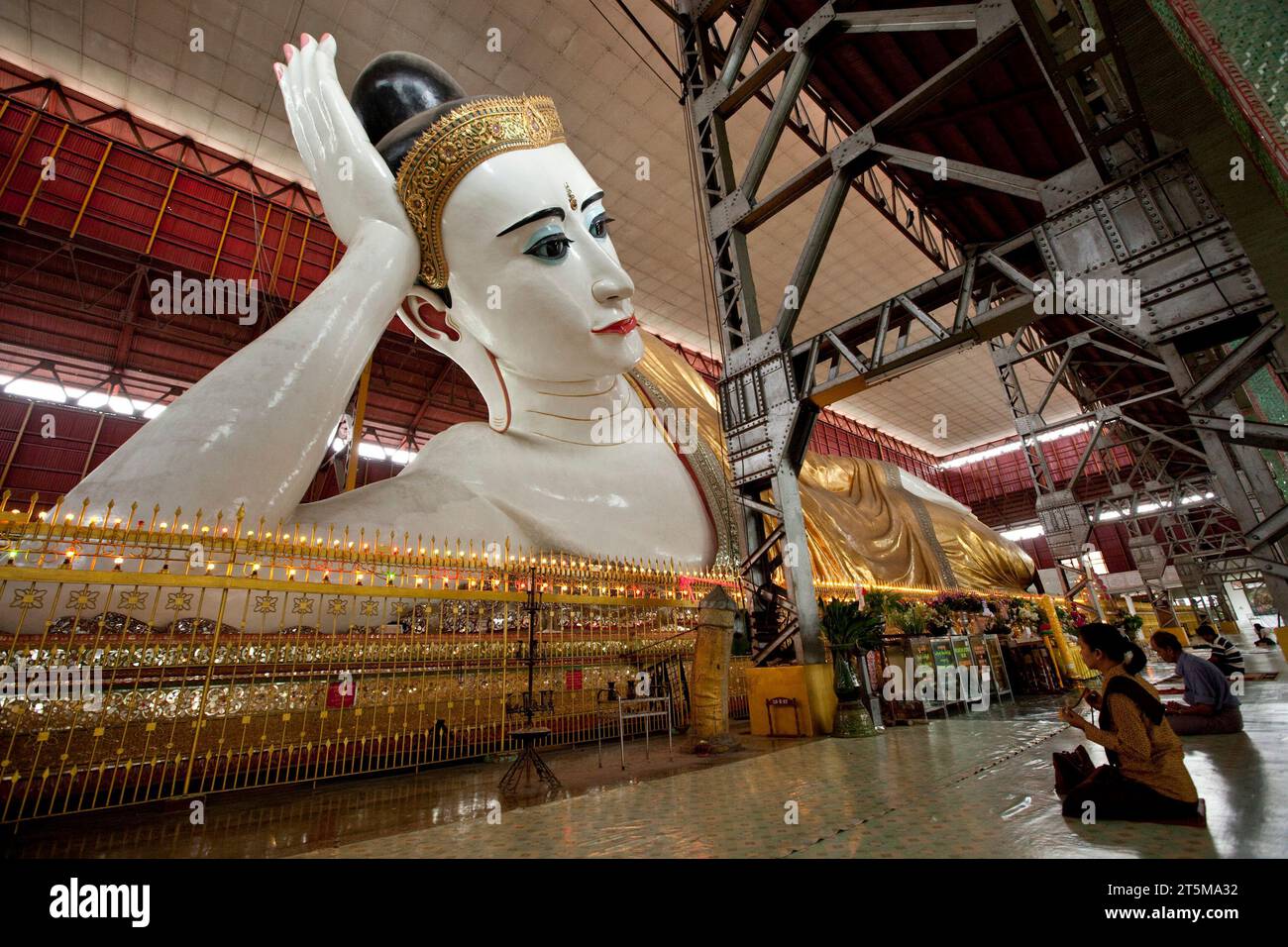Chaukhtatgyi reclining buddha rangoon myanmar hi-res stock photography ...