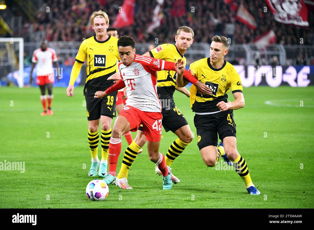 Bundesliga, Signal Iduna Park Dortmund: Borussia Dortmund vs FC Bayern ...