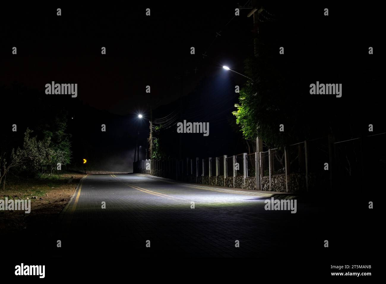 Empty road night hi-res stock photography and images - Alamy