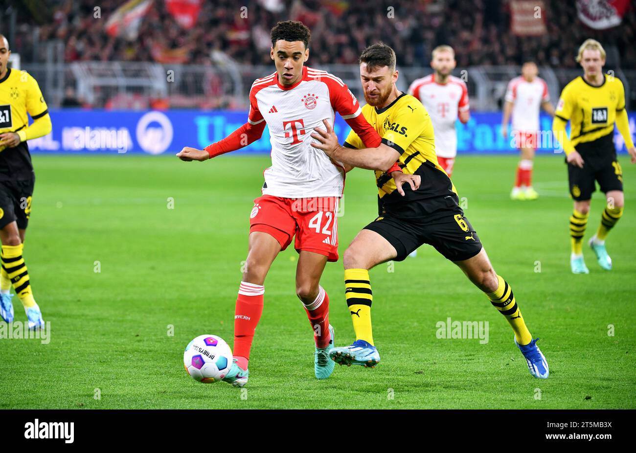 Bundesliga, Signal Iduna Park Dortmund: Borussia Dortmund vs FC Bayern ...