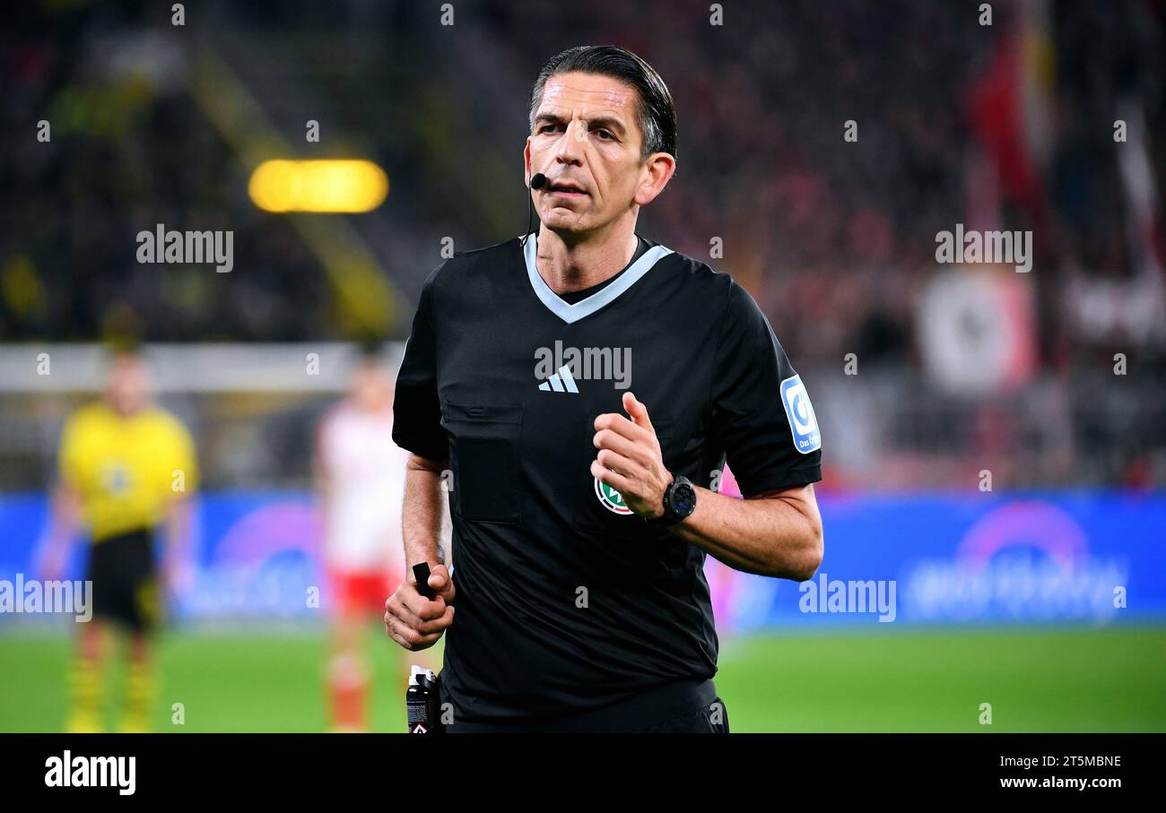 Bundesliga, Signal Iduna Park Dortmund: Borussia Dortmund vs FC Bayern ...