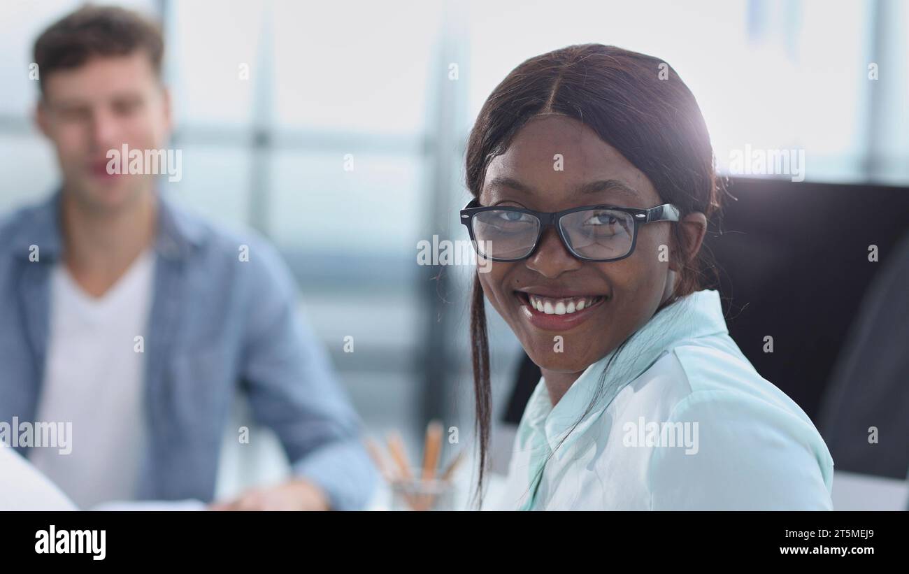 Woman explaining talking female client hi-res stock photography and ...