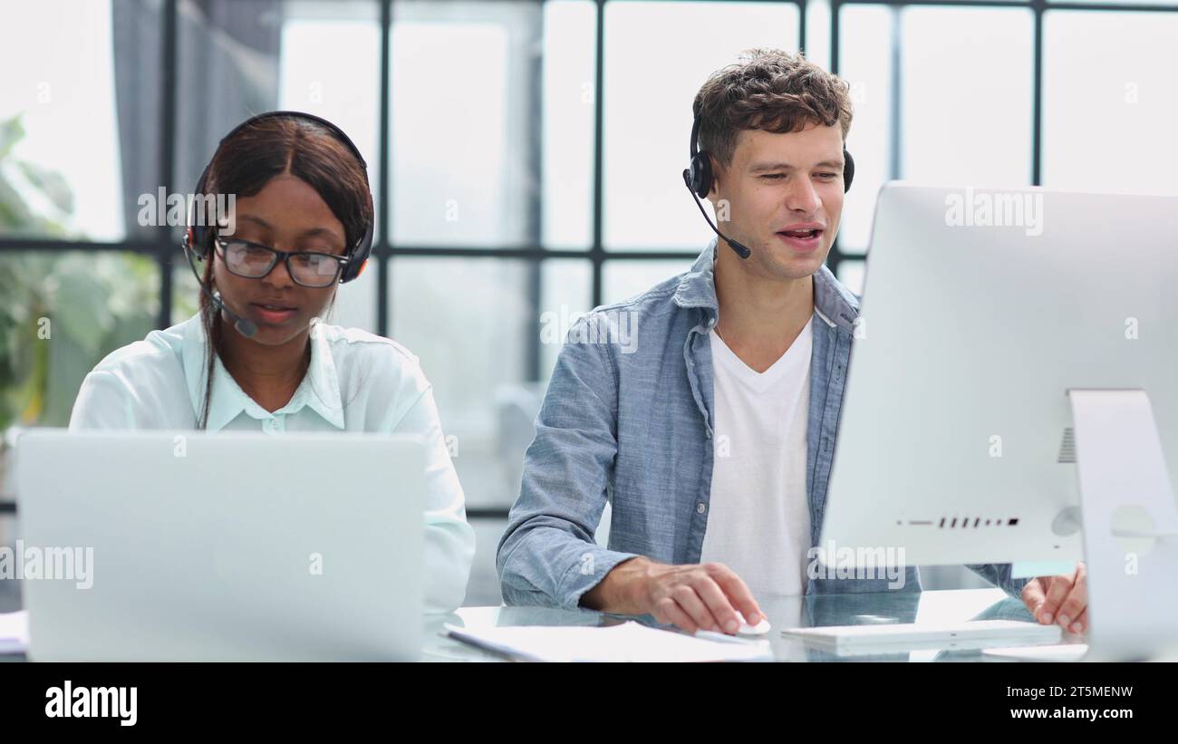 Computer agent man headset hi-res stock photography and images - Alamy