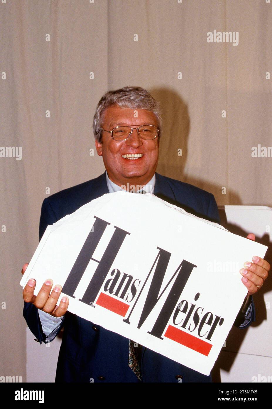 Moderator Hans Meiser im Studio mit dem Logo, Schriftzug der RTL ...