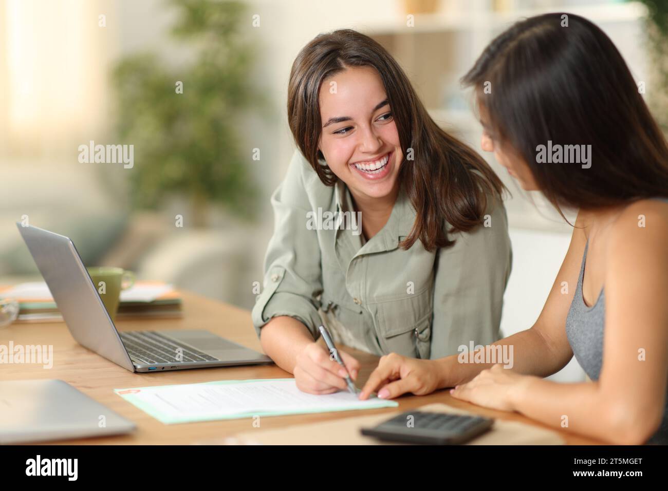 Happy contract hi-res stock photography and images - Alamy