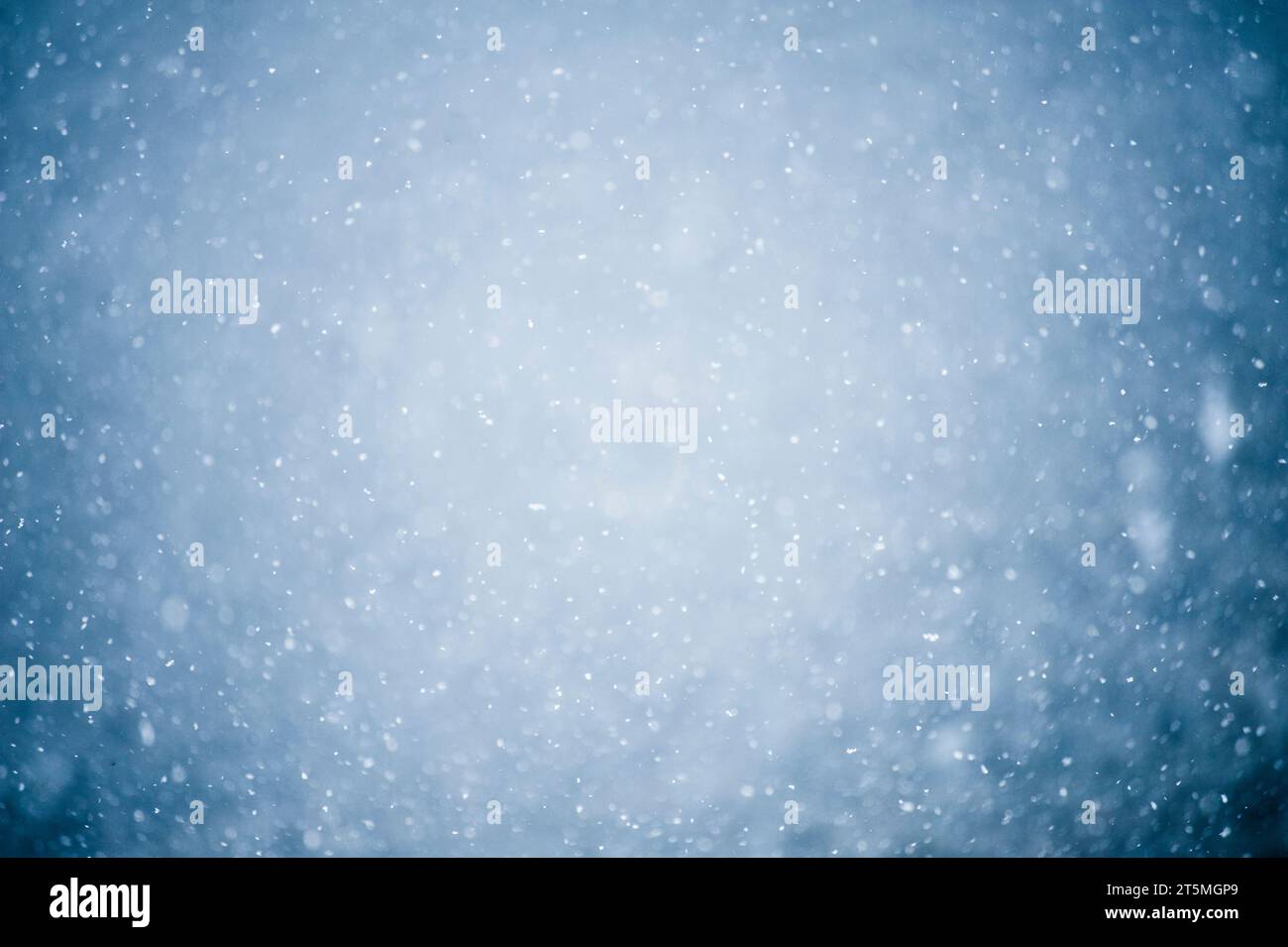 Falling snow blue background hi-res stock photography and images - Alamy