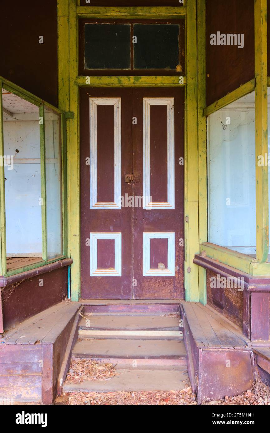 Old abandoned storefront hi-res stock photography and images - Alamy
