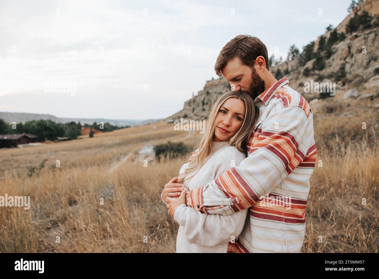 Mom and dad hug on a beautiful fall day Stock Photo - Alamy