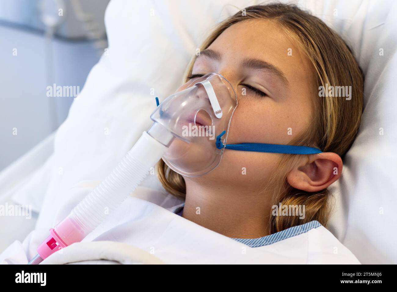 Covid patient oxygen mask hi-res stock photography and images - Alamy