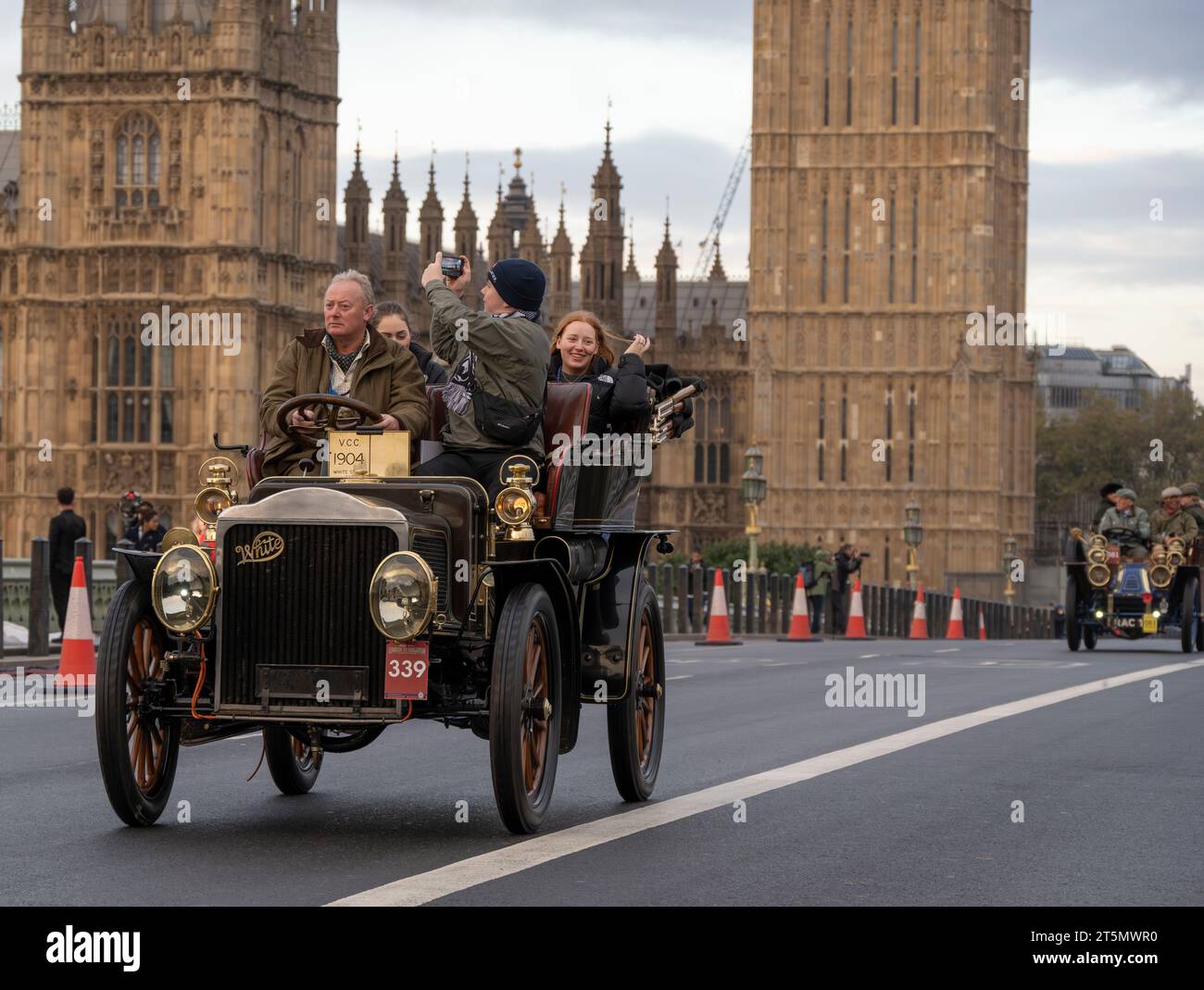 Westminster Bridge, London, UK. 5th Nov, 2023. 1904 White steam car in ...