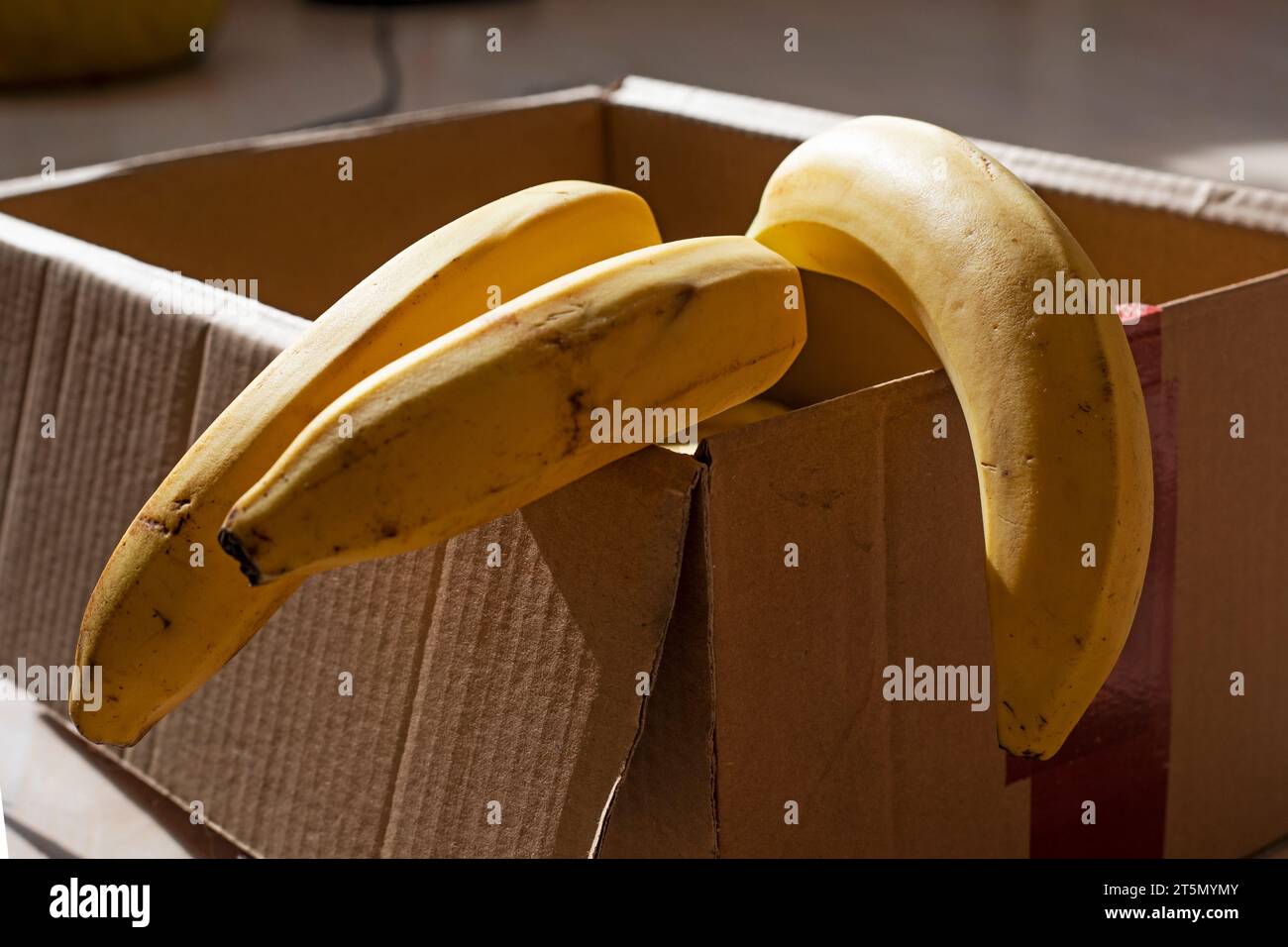 Box of bananas hi-res stock photography and images - Alamy