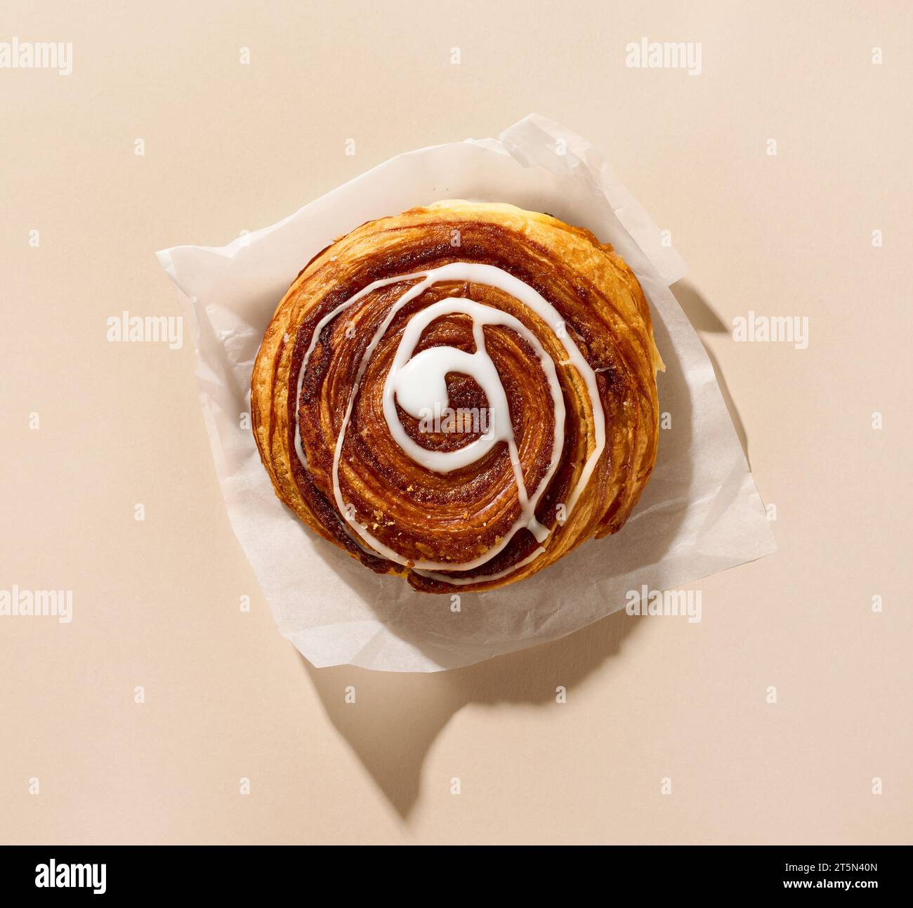 Cinnamon roll top view hi-res stock photography and images - Alamy