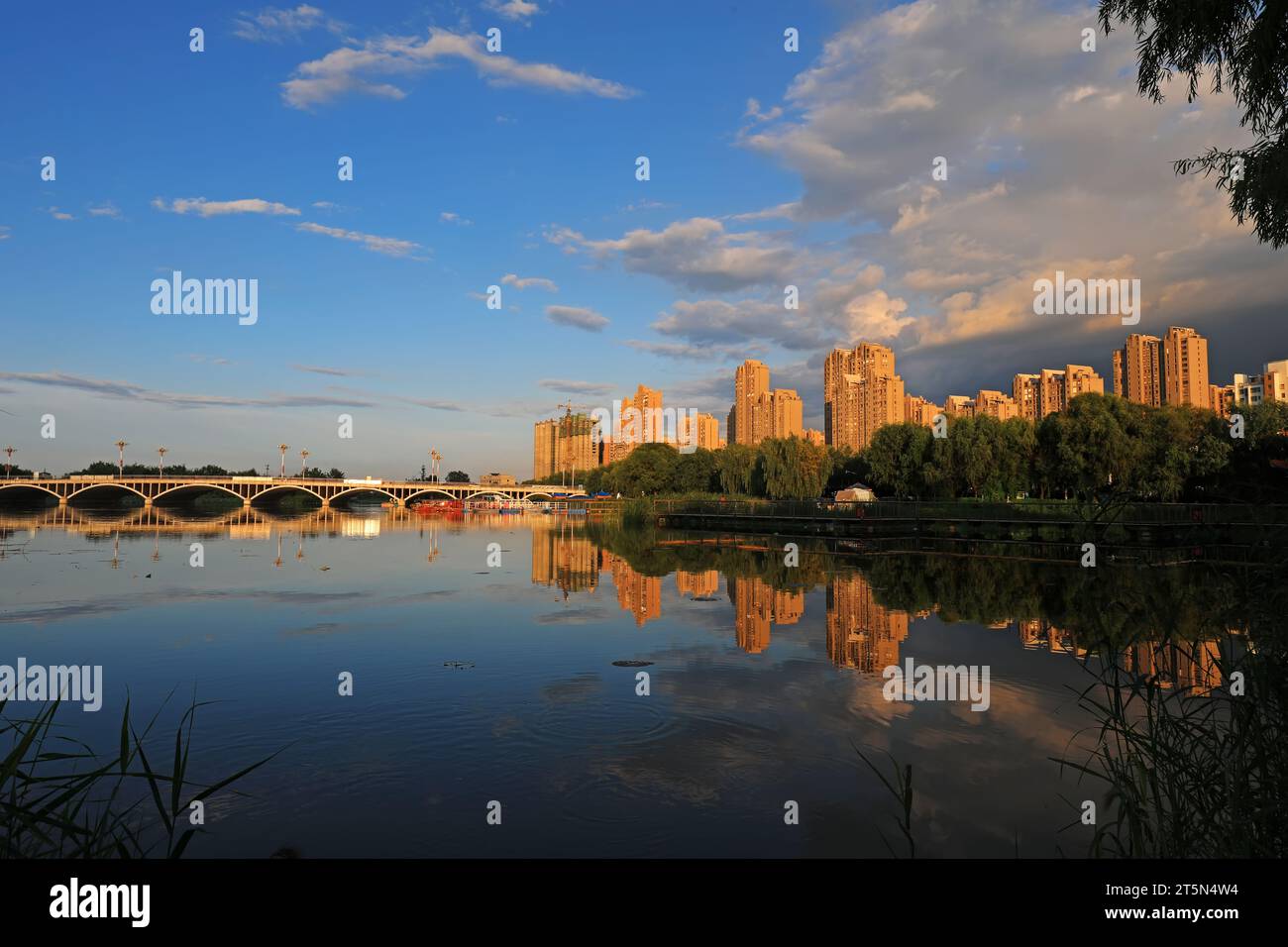 Waterfront city architectural scenery hi-res stock photography and ...