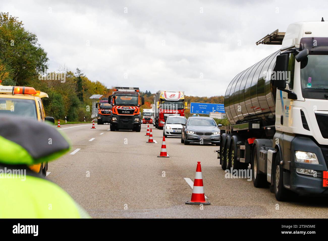 Lebensgefahr nach Lkw-Unfall auf A8 bei Pforzheim: Lkw kracht mit voller Wucht in bremsenden 40 ...