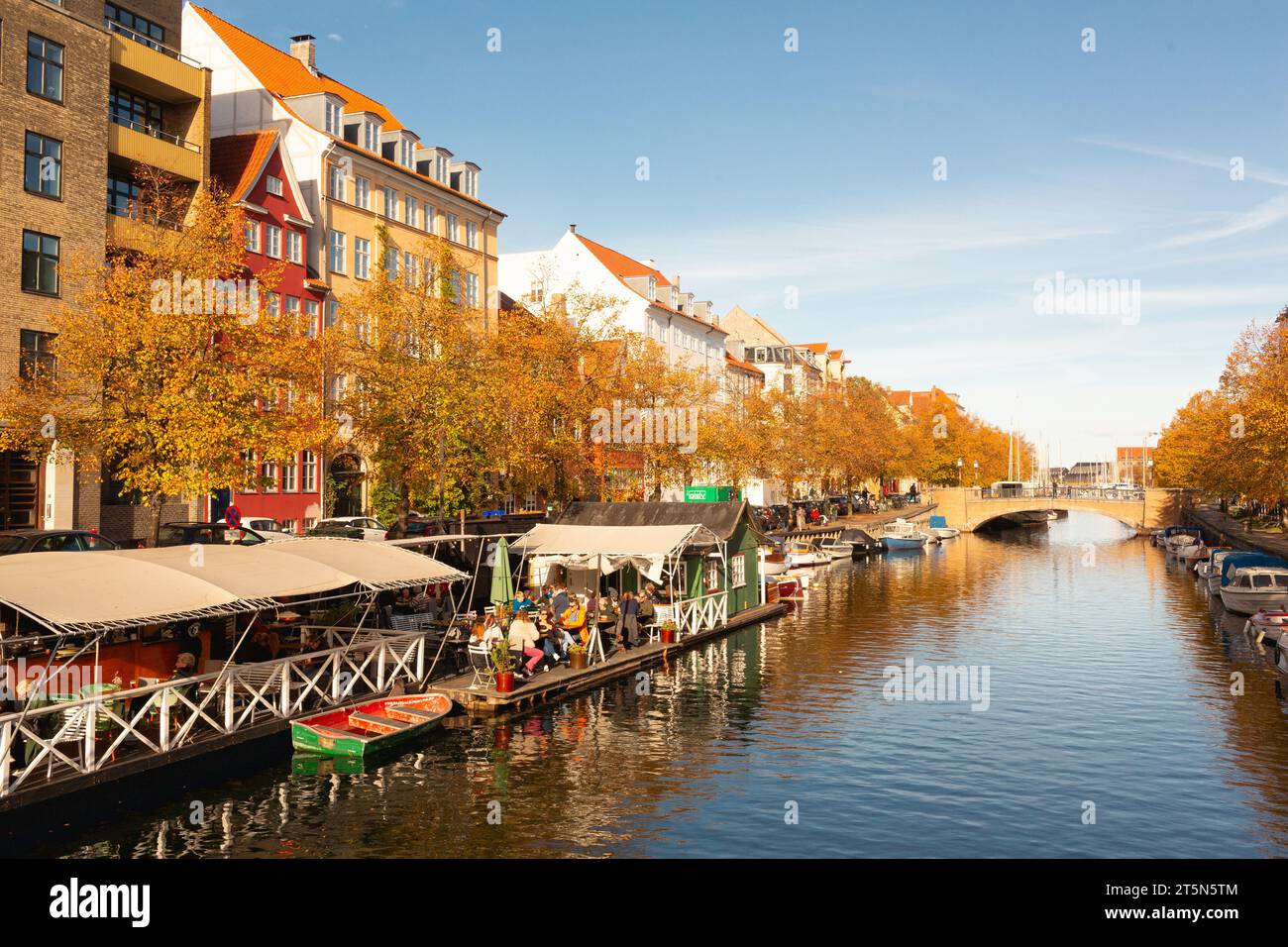 General view of the main street of Nyhavn neighborhood in Copenhagen ...