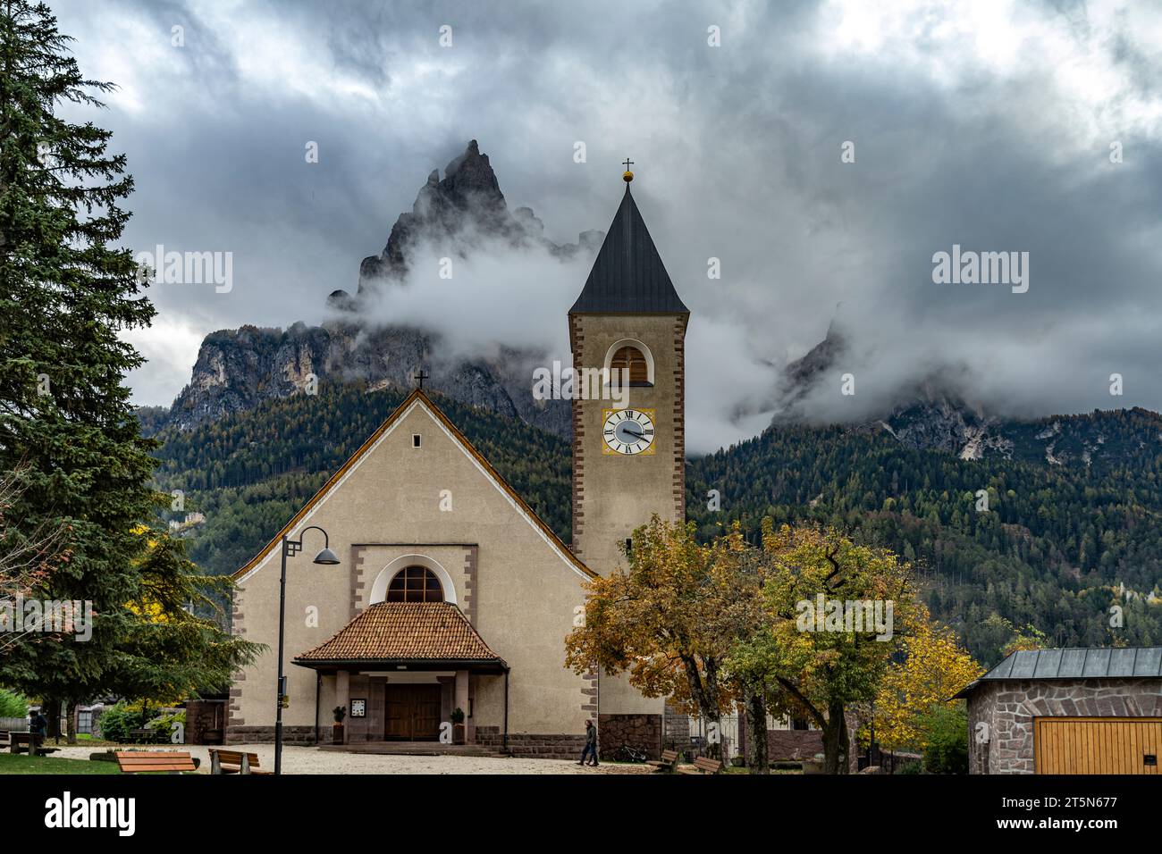 Die Kirche Heilig Kreuz in Seis am Schlern, Südtirol, Italien, Europa ...