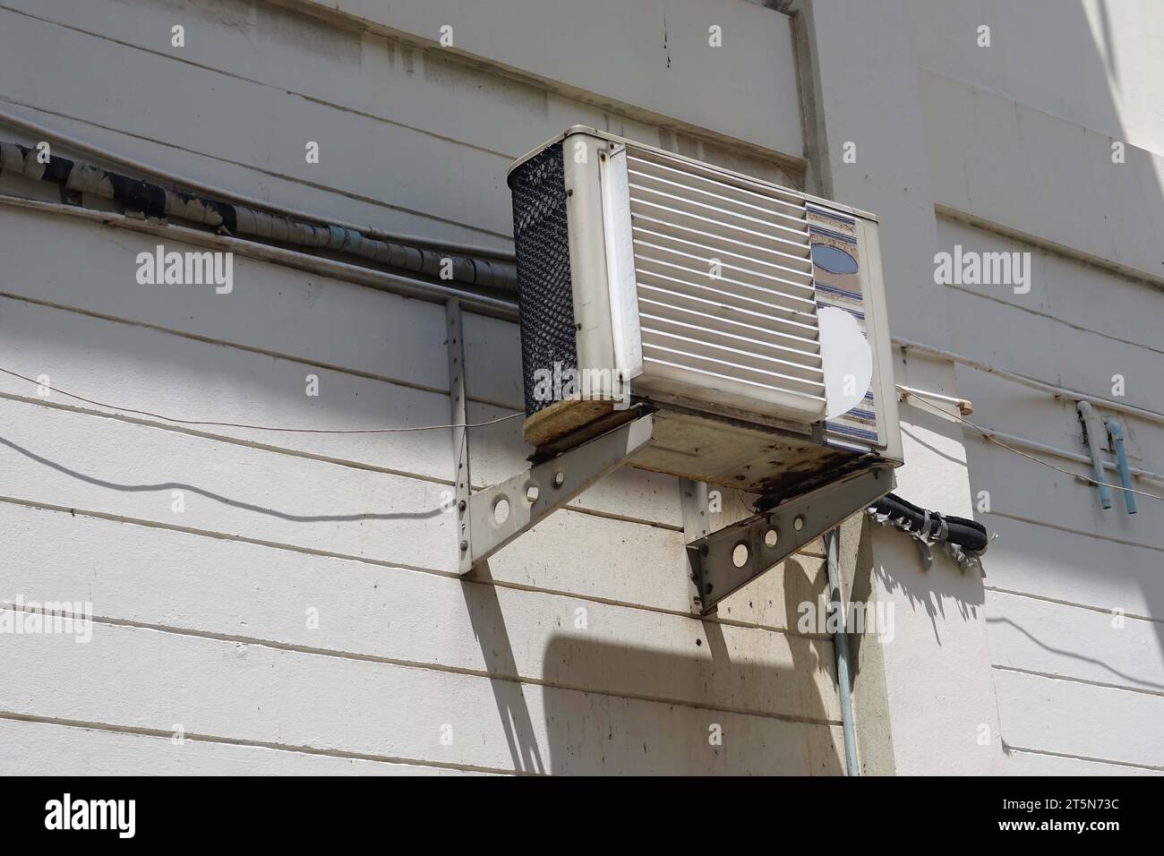 Vintage window air conditioner hi-res stock photography and images - Alamy