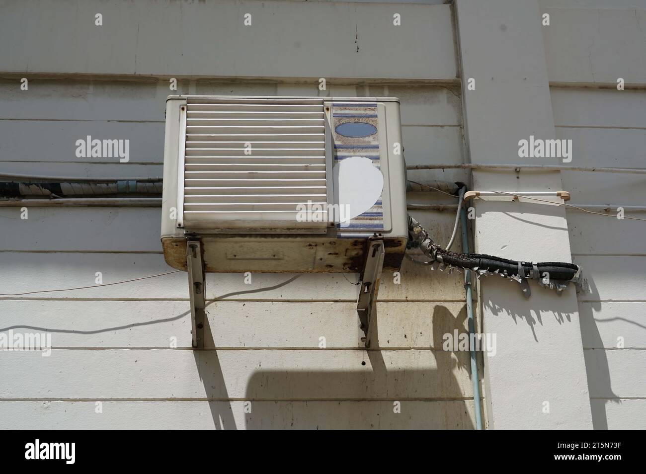 Vintage window air conditioner hi-res stock photography and images - Alamy