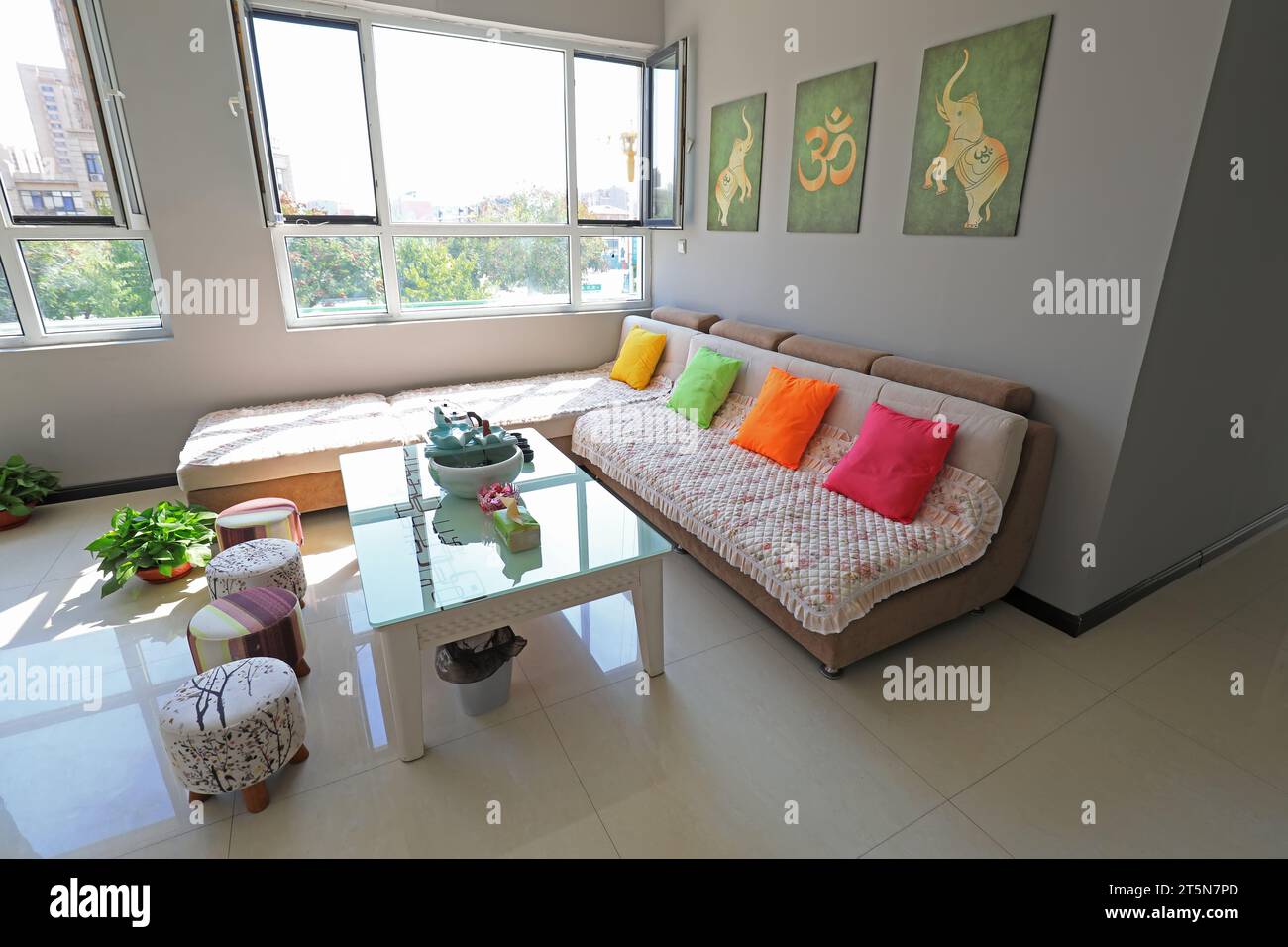 Elegant chinese style tea hi-res stock photography and images - Alamy