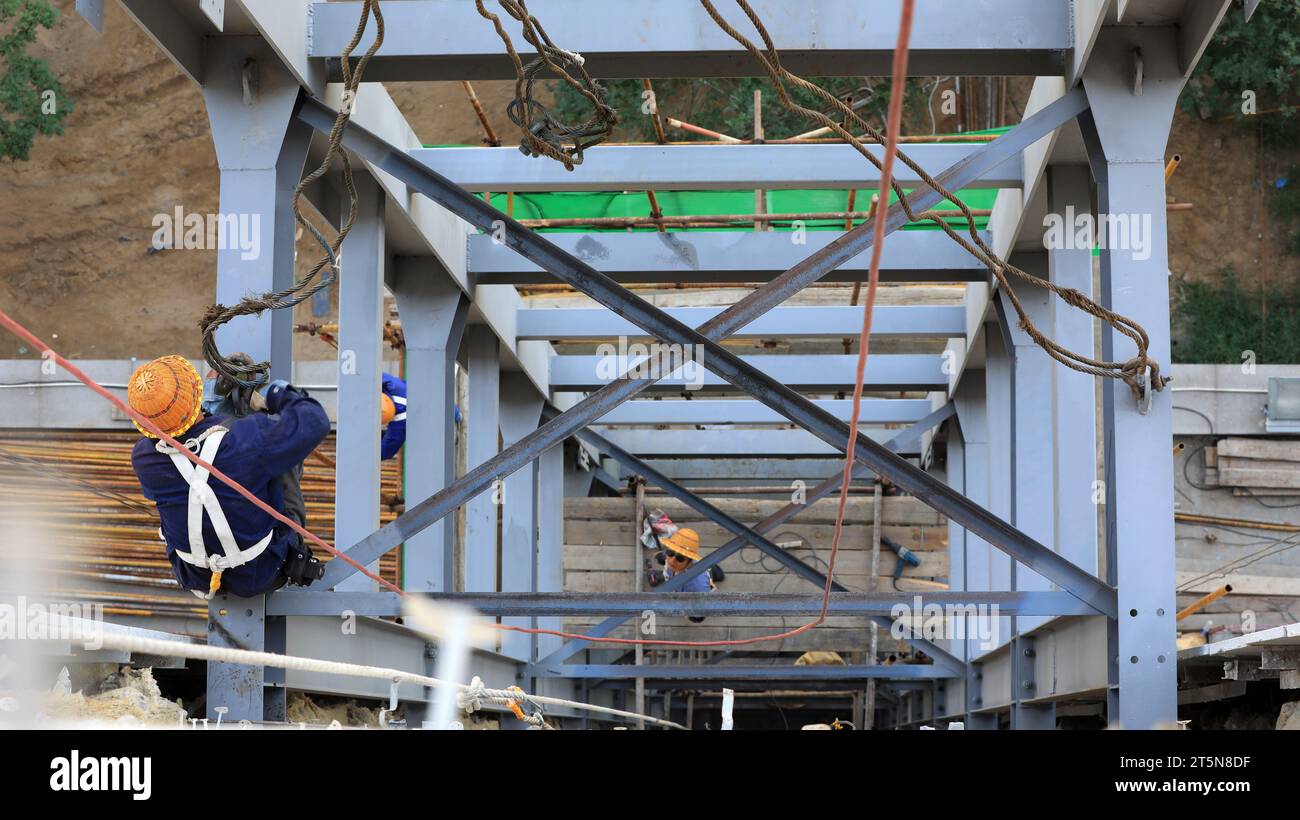 Workers install steel structures at construction sites Stock Photo - Alamy