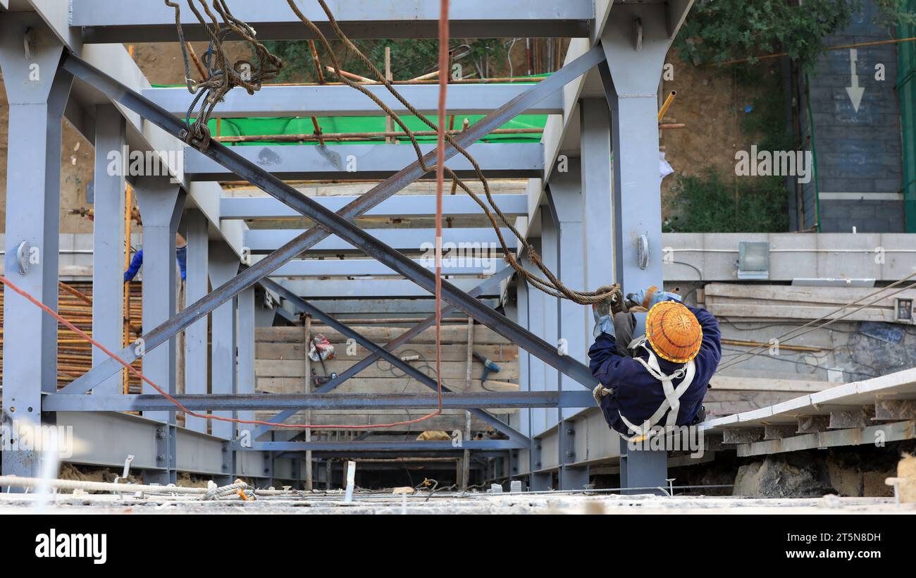 Workers install steel structures at construction sites Stock Photo - Alamy