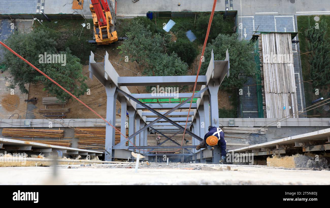 Workers install steel structures at construction sites Stock Photo - Alamy