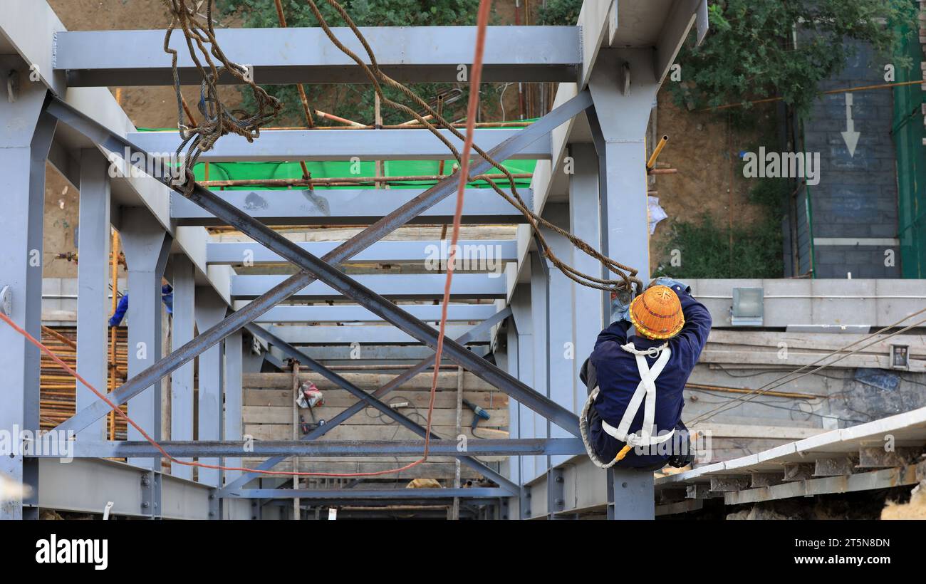 Workers install steel structures at construction sites Stock Photo - Alamy