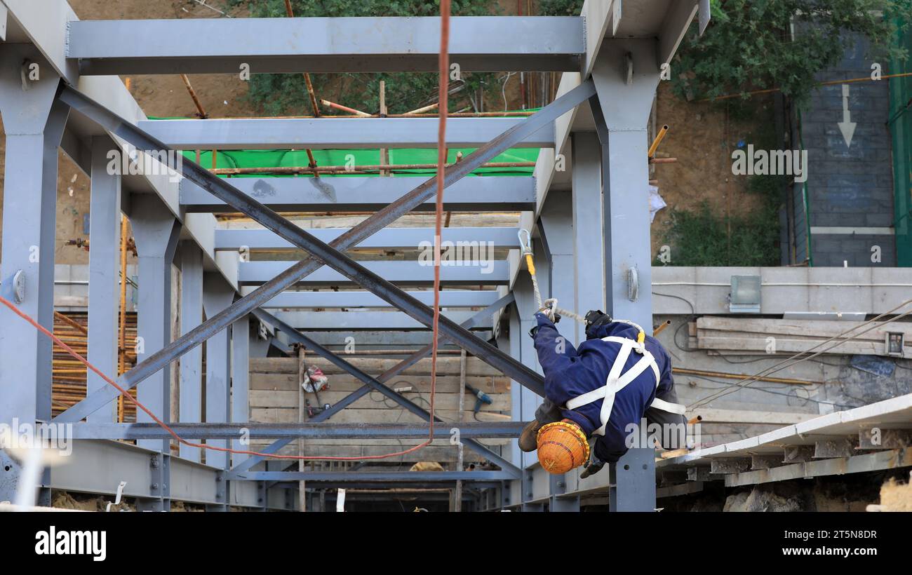 Workers install steel structures at construction sites Stock Photo - Alamy
