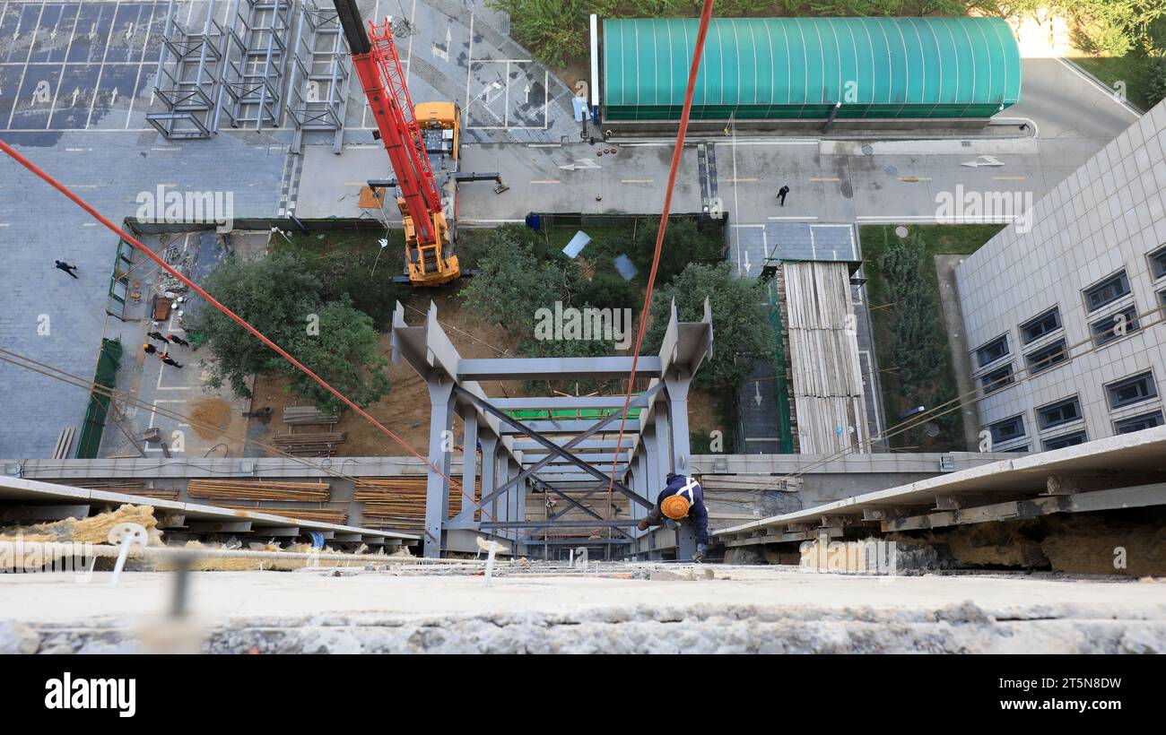Workers install steel structures at construction sites Stock Photo - Alamy
