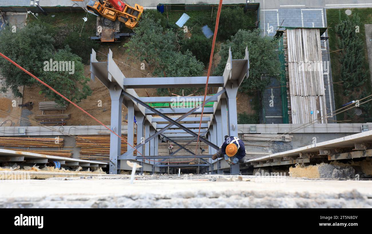 Workers install steel structures at construction sites Stock Photo - Alamy