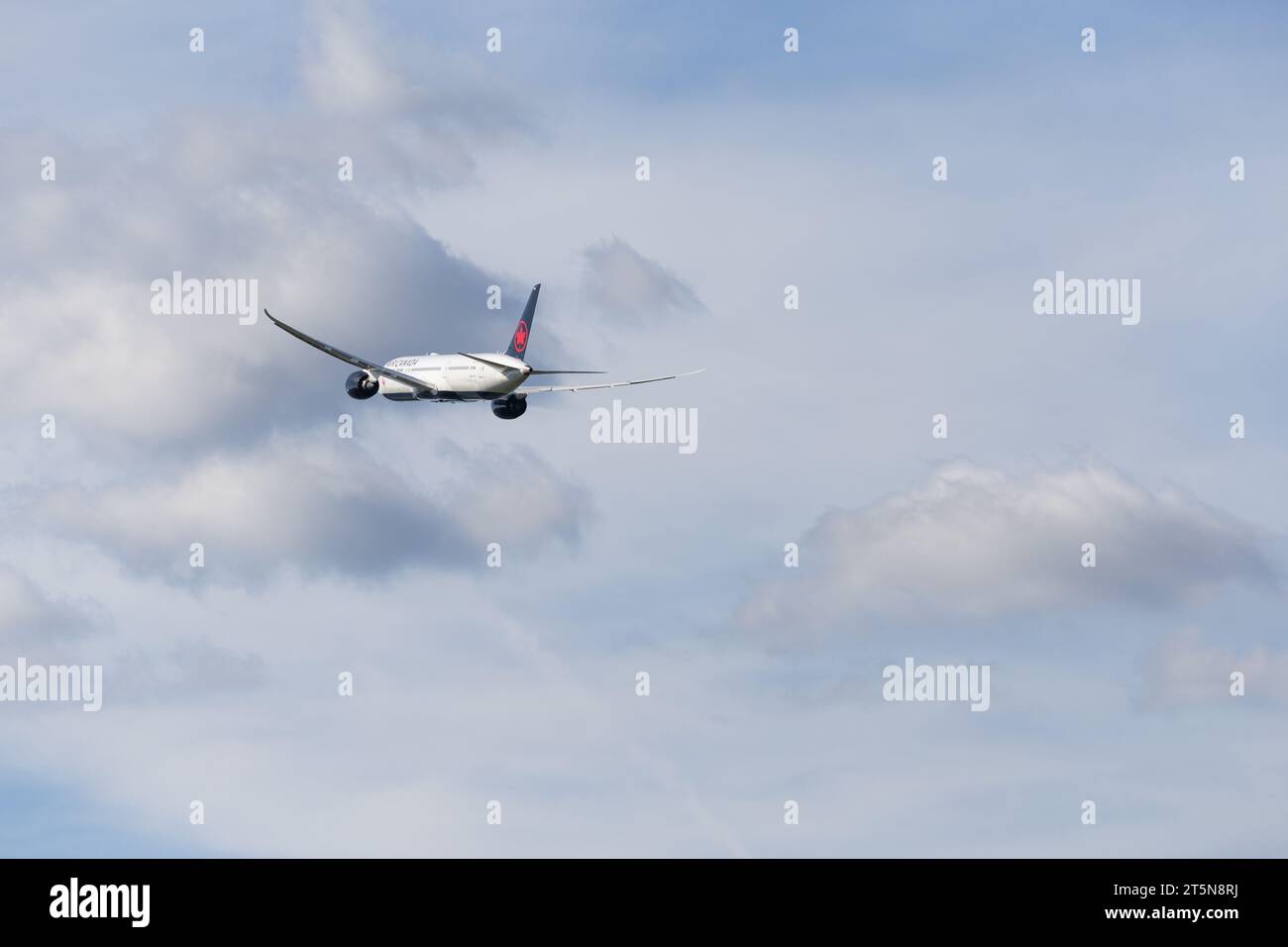 787 dreamliner light hi-res stock photography and images - Alamy
