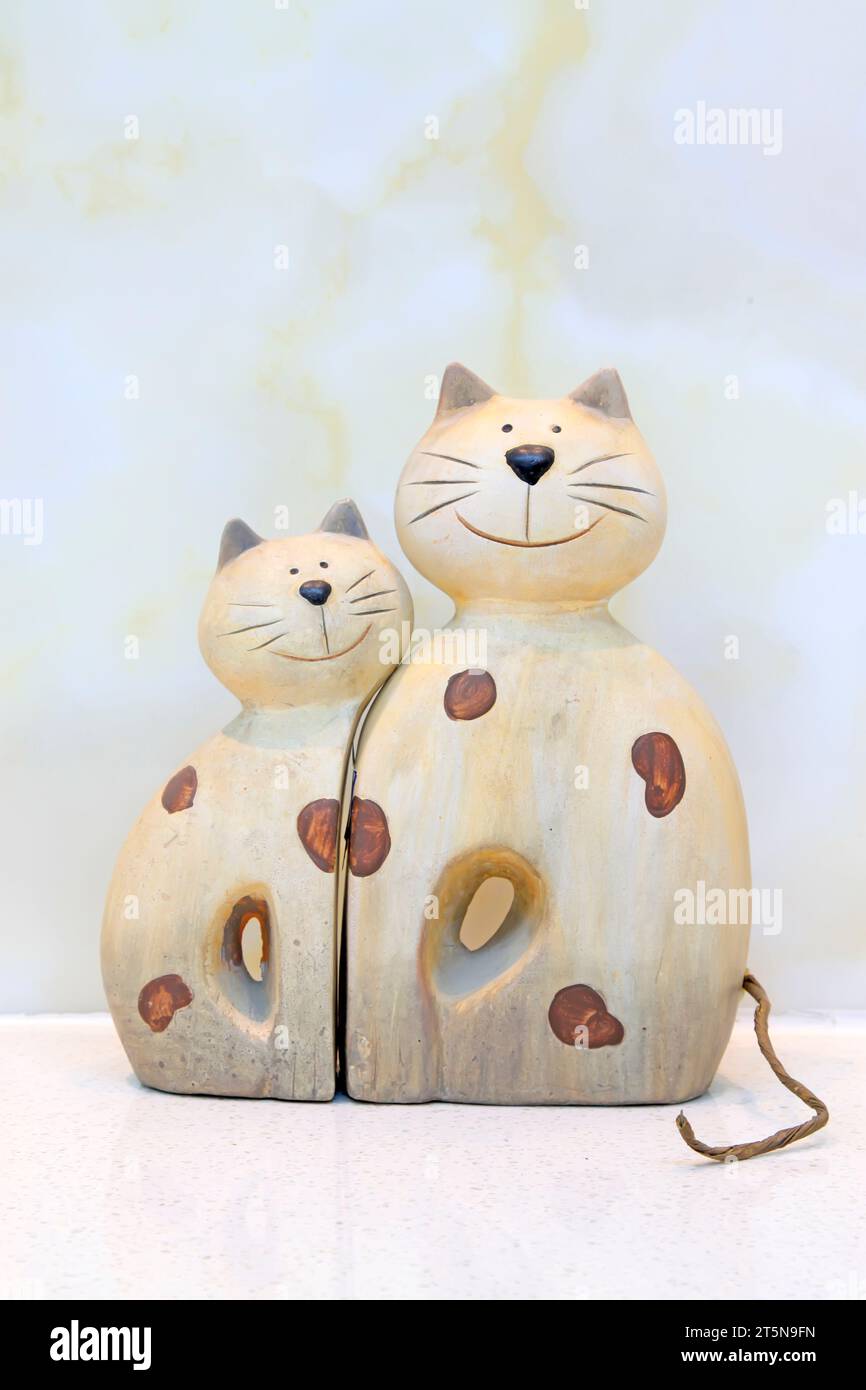 Ceramic cat sculpture hi-res stock photography and images - Alamy