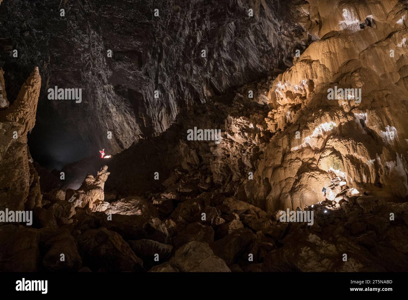 Columns forming a breathtaking floor hi-res stock photography and ...